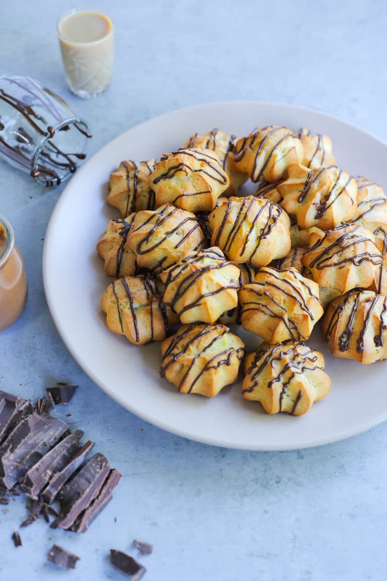 PROFITEROL CU CREMĂ DE CIOCOLATĂ ȘI LICHIOR | Rețetă + Video - Valerie ...