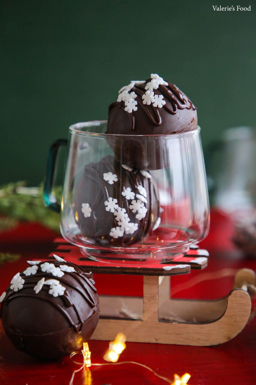 BOMBE DE CIOCOLATĂ CALDĂ / CHOCOLATE BOMBS I Rețetă + Video - Valerie's ...